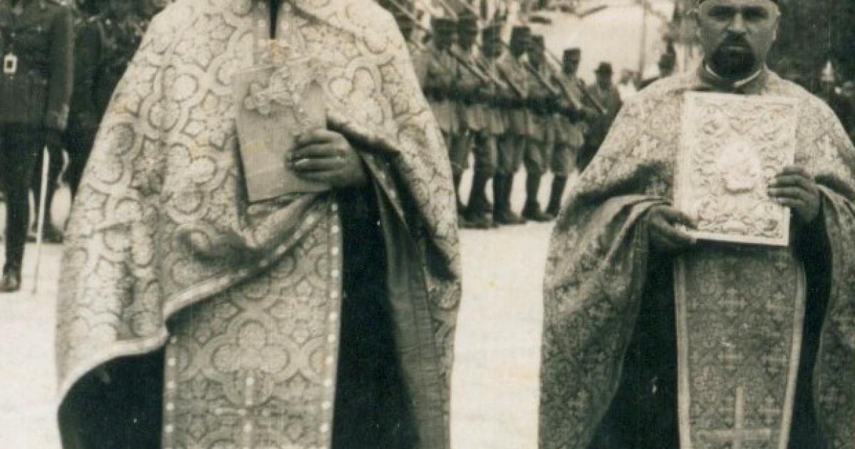 Preotul Ilie Imbrescu, alături de coslujitorul său, preotul Aurel ...