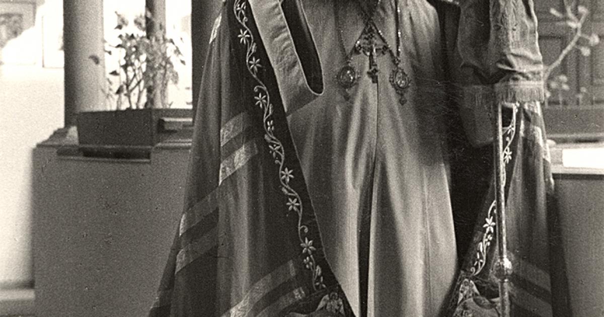 Patriarhul Justinian Marina în mantie, în curtea interioară a palatului ...