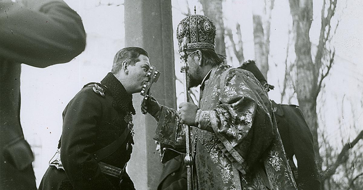 Regele Carol al II-lea sărutând Sf. Cruce cu ocazia slujbei de sfinţire ...