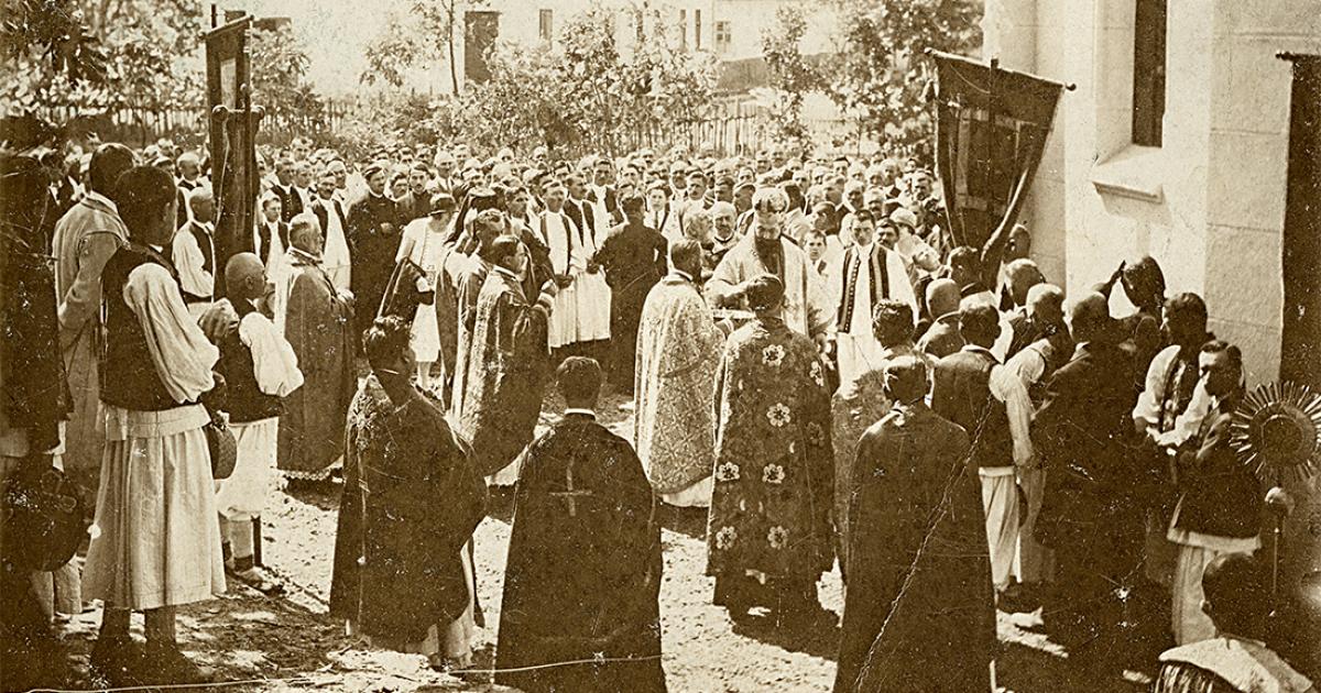 Mitropolitul Nicolae Bălan al Ardealului sfinţind o biserică