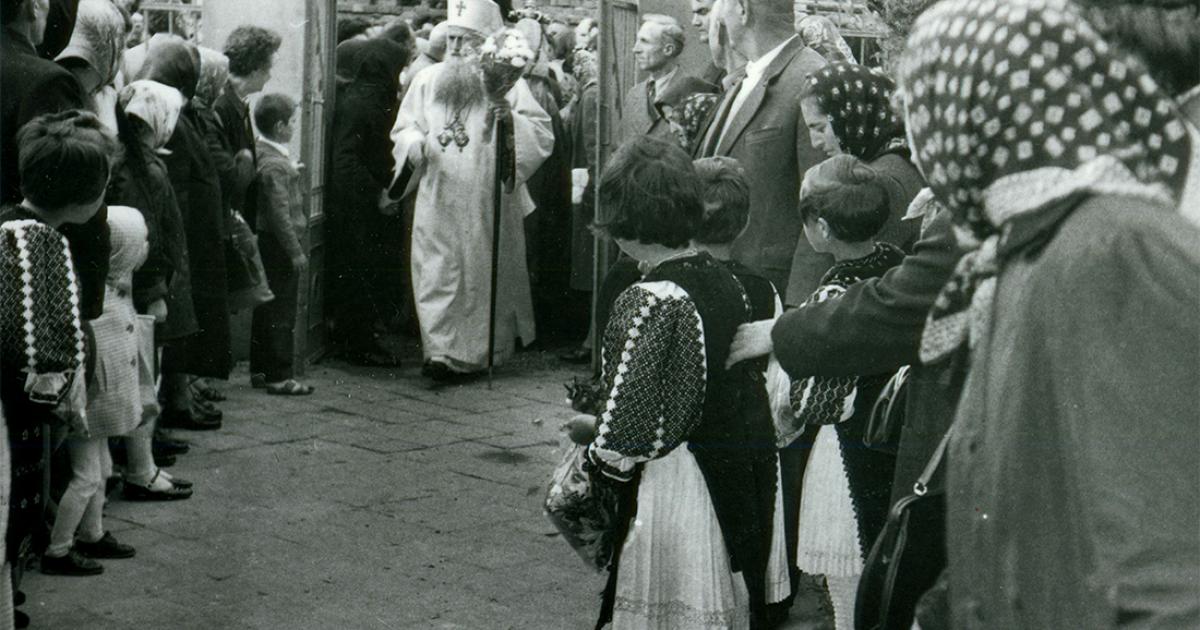 Sosirea patriarhului Justinian Marina în mijocul credincioşilor din ...