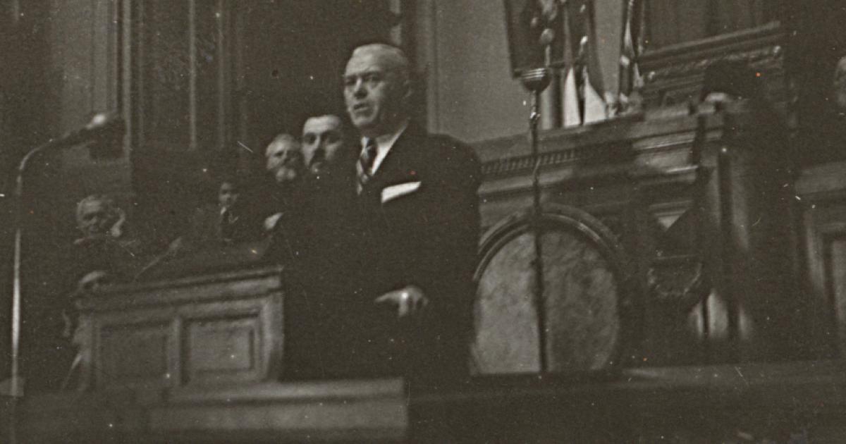 Petru Groza, prim ministru, ţinând un discurs la congresul „preoţilor ...